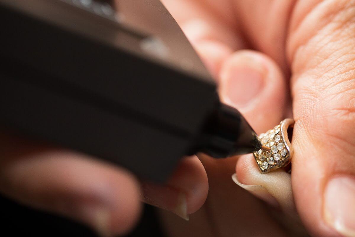 How Does a Diamond Tester Work: A Clear Explanation